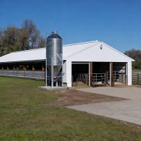 China Wind/Snow Resistant Customizable Multi-Bay Steel Structure Cow Barn for Commercial Ranch Thermal Insulation for sale