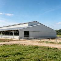 China Prefab Steel Structure Cow House Column-Free Ranch Cattle Barn 6-25m Span for sale