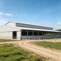 China Prefab Steel Structure Cow House Column-Free Ranch Cattle Barn 6-25m Span for sale