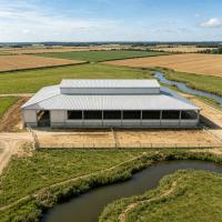 China Prefab Steel Structure Cow House Column-Free Ranch Cattle Barn 6-25m Span for sale