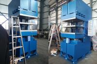 China PLC Controlled Jaw Type Rubber Vulcanizing Press Machine for Tyre Tread Vulcanization for sale
