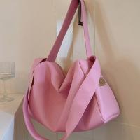 China 2024 Women's Versatile Tote Bag with Skew Straddle Instagram Design and Large Capacity for sale