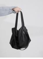 China 2024 Women's Versatile Tote Bag with Skew Straddle Instagram Design and Large Capacity for sale
