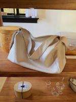 China 2024 Women's Versatile Tote Bag with Skew Straddle Instagram Design and Large Capacity for sale