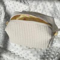 China 2024 Custom Beauty Floral Makeup Cosmetic Bag with Waffle Design and Zipper Closure for sale