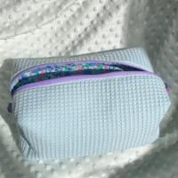 China 2024 Custom Beauty Floral Makeup Cosmetic Bag with Waffle Design and Zipper Closure for sale