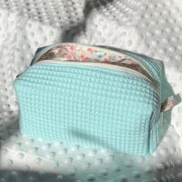 China 2024 Custom Beauty Floral Makeup Cosmetic Bag with Waffle Design and Zipper Closure for sale