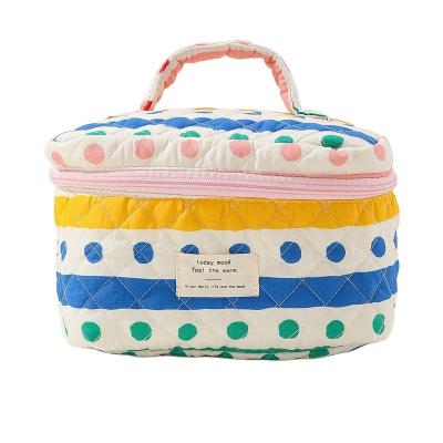 China Floral Puffy Quilted Makeup Bag for Daily Life Ins Travel Student Tote Large Capacity for sale