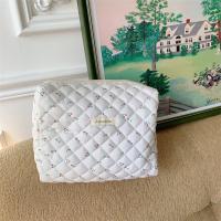 China Custom Quilted Cotton Makeup Bag Fashionable Handmade Toiletry Bag with Zipper Closure for sale