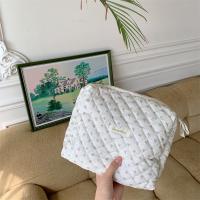 China Custom Quilted Cotton Makeup Bag Fashionable Handmade Toiletry Bag with Zipper Closure for sale