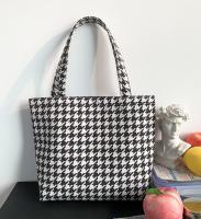 China Weekend Getaway Essential Custom Logo Quilted Handbag with Inside Pockets and Style for sale