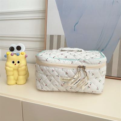 China Customized Logo Accepted Soft Quilted Cotton Zip Puffy Makeup Bag for Women's Cosmetic for sale