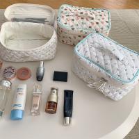 China Customized Logo Accepted Soft Quilted Cotton Zip Puffy Makeup Bag for Women's Cosmetic for sale