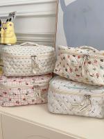 China Customized Logo Accepted Soft Quilted Cotton Zip Puffy Makeup Bag for Women's Cosmetic for sale