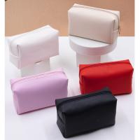 China Custom Logo Portable Travel Beauty Makeup Bag with Zipper Closure and Customized Logo for sale