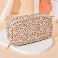 China Customized Color Private Label Makeup Bag with Waterproof Zipper Closure Design for sale