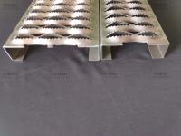 China Galvanized Anti-Slip Aluminum Ladder Rungs 2.5mm Thickness for sale