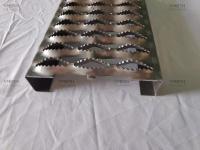 China 300mm Aluminum Serrated Metal Grating Grip Strut Walkway non rusting for sale