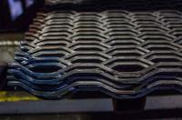 China Hot Dipped Galvanized Hexagonal Hole Expanded Metal Mesh for Catwalk Mesh for sale