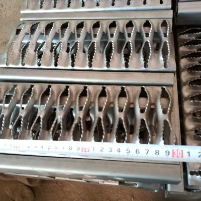 China Galvanized Steel Anti-Slip Safety Grating Diamond Hole Walkway Plank for sale