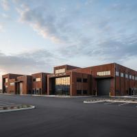 China Durable Metal Structure Building Robust Industrial And Commercial Construction Customizable for sale