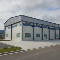 China Concrete Slab Or Pile Foundation Pre-engineered Steel Building Incorporating Steel Sheets Roofmaterial for Commercial Structures for sale