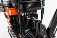 China Multifunctional Farm Mini Digger Excavator 0.8T Small Scale New Condition for sale