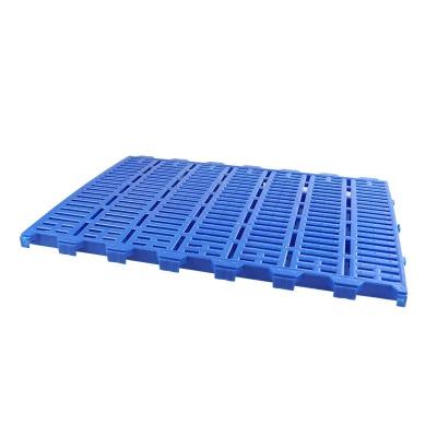 China 300kg Bearing Plastic Slatted Flooring For Livestock Management for sale