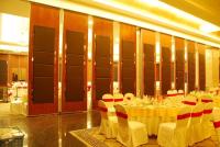 China Acoustic Insulation Aluminum Frame Folding Partition Walls Customizable Movable Partition Walls for sale