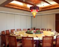 China Rolling Wooden MDF Restaurant Movable Partition Walls Voice Insulation for sale