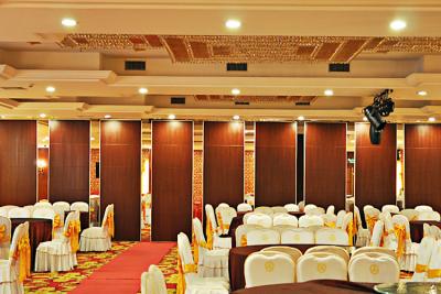 China Wooden Surface Sliding Movable Partition Walls , Hotel Folding Room Divider for sale