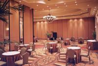 China Acoustic Folding Room Divider 65mm Panel Soundproof Movable Partition for Dining Room for sale