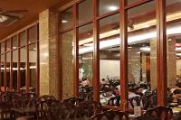 China 12mm Thick Transparent Glass Sliding Partition Walls for Conference Room Sound Insulation for sale