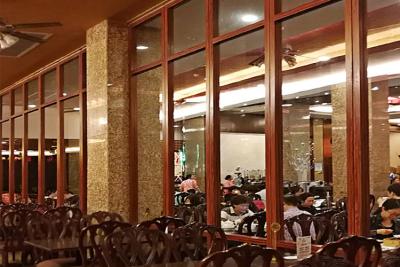China 12mm Thick Transparent Glass Sliding Partition Walls for Conference Room Sound Insulation for sale