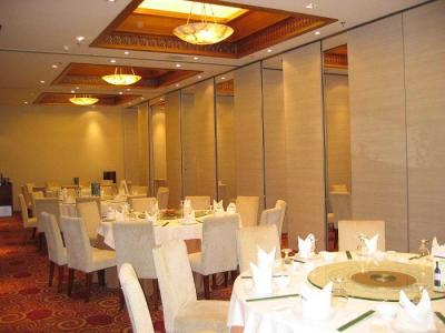 China Commercial Movable Soundproof Partition Wall 65mm to 100mm Thickness for Restaurant for sale
