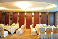 China Movable Partition Wall 15m Height 800-1230mm Panel Soundproof Folding Partition for Commercial Use for sale