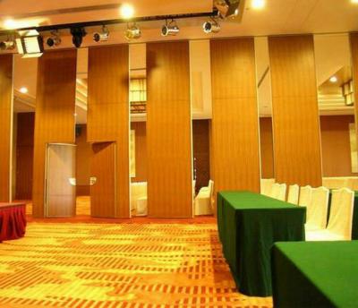 China Retractable Acoustic Room Dividers Folding Sliding Floor to Ceiling 65mm Panel Height Up to 4000mm for sale