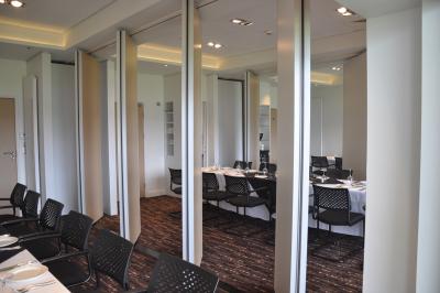 China Folding Movable Room Divider Sound Proof Partition 600mm 1200mm Panel Width for sale