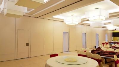 China Soundproof Movable Partition Walls 100mm Thick Aluminum Frame 32-55dB Acoustic Room Divider for sale