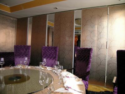 China Wooden Folding Door Sound Proof Partition Aluminium Frame 600-1200mm Panel Width 53dB Sound Insulation for sale
