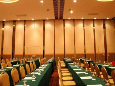 China Soundproof Aluminium Wooden Sliding Partition Wall 85mm Thickness 6000mm Height for sale