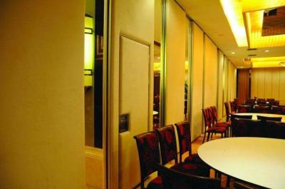 China Commercial Movable Room Dividers MDF Board Hanging System 65mm 85mm 100mm Aluminium Track Wheels for sale