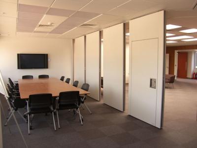China Sliding Office Room Partition Walls Aluminium Profile 4m Height Soundproof 65mm Panel for sale