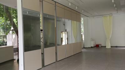 China Movable Folding Partition Wall System Aluminium Frame Melamine Finish for sale