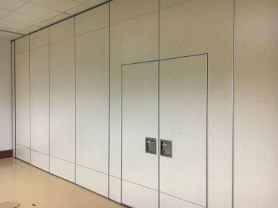 China Aluminum Frame Interior Wood Acoustic Folding Partition 13000mm Height 100mm Thick for sale