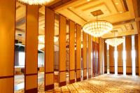 China Abrasion Resistant Wooden Folding Partition Wall for Conference Room 7m Height for sale