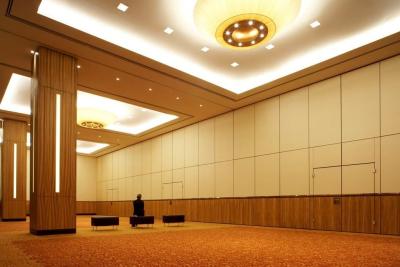 China Wooden Sliding Folding Sound Proof Partition Wall 15m Height 53db STC Hotel Banquet Hall for sale