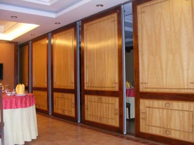 China Floor to Ceiling Hanging Acoustic Folding Partitions 65mm 85mm 100mm for Conference Center for sale