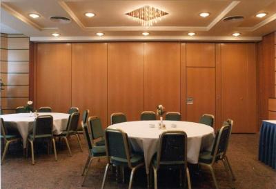 China Folding Sound Proof Partition Walls 65-125mm Aluminum Track Rollers Top Hung for sale