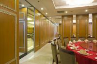 China Soundproof Commercial Movable Wall Partition 600-1200mm Panel Width Folding Room Divider for sale